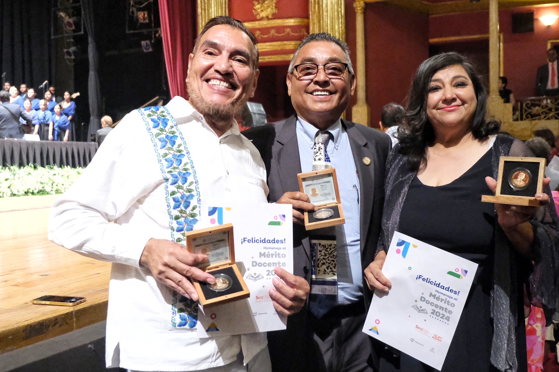 Entrega Gobernador medallas al mérito docente en Jalisco - Apprende